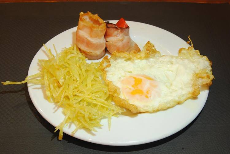 Canutillos de bacon con pimientos, huevo y patatas paja - recetum.com Canutillos de bacon con pimientos, huevo y patatas paja - recetum.com